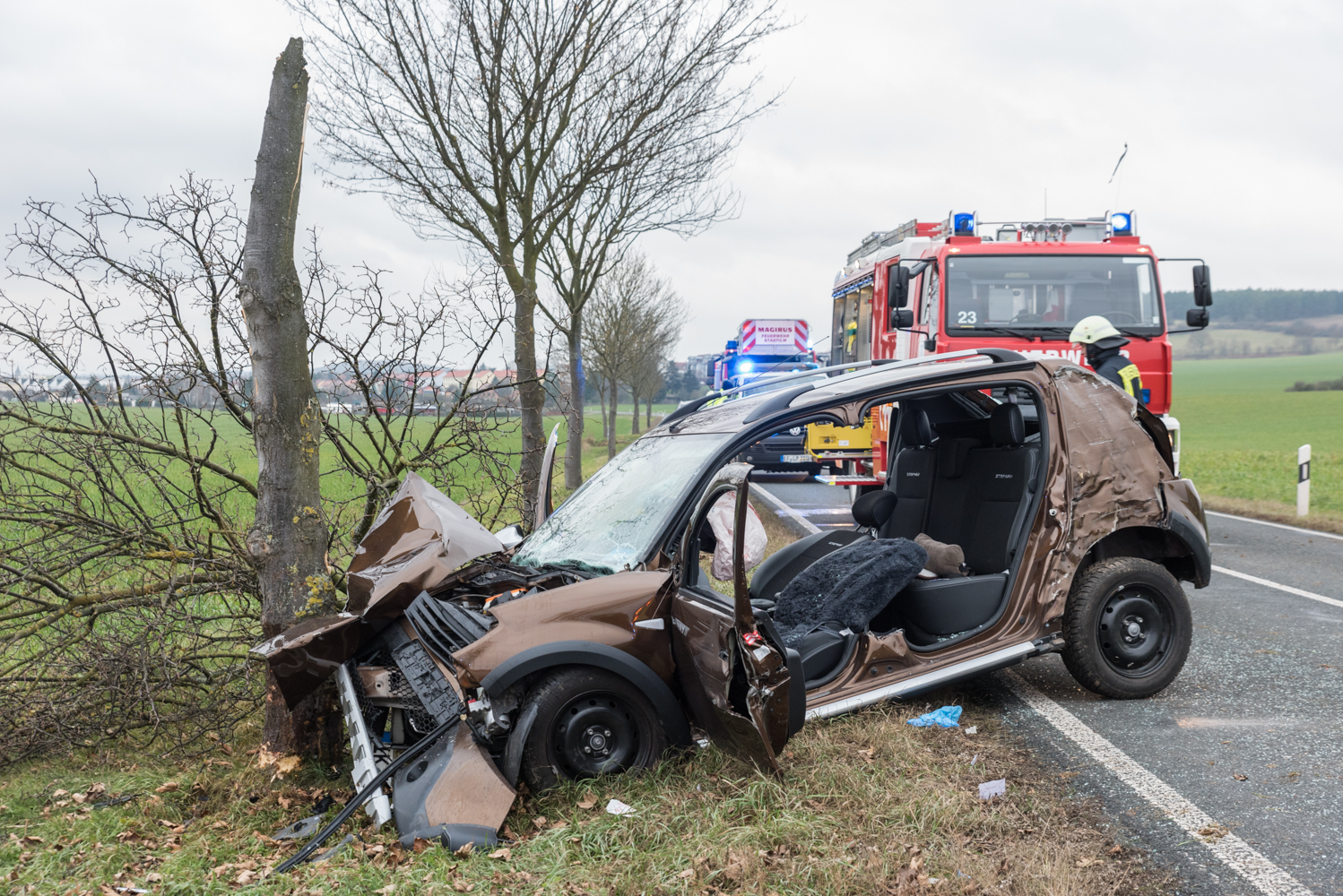 Eine tödlich und zwei schwerstverletzte Personen bei Unfall auf der B87 ...
