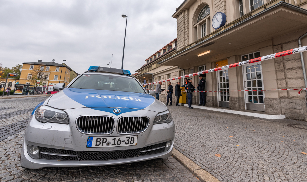 Großeinsatz der Polizei nach Fund von Waffen am Hauptbahnhof Weimar ...