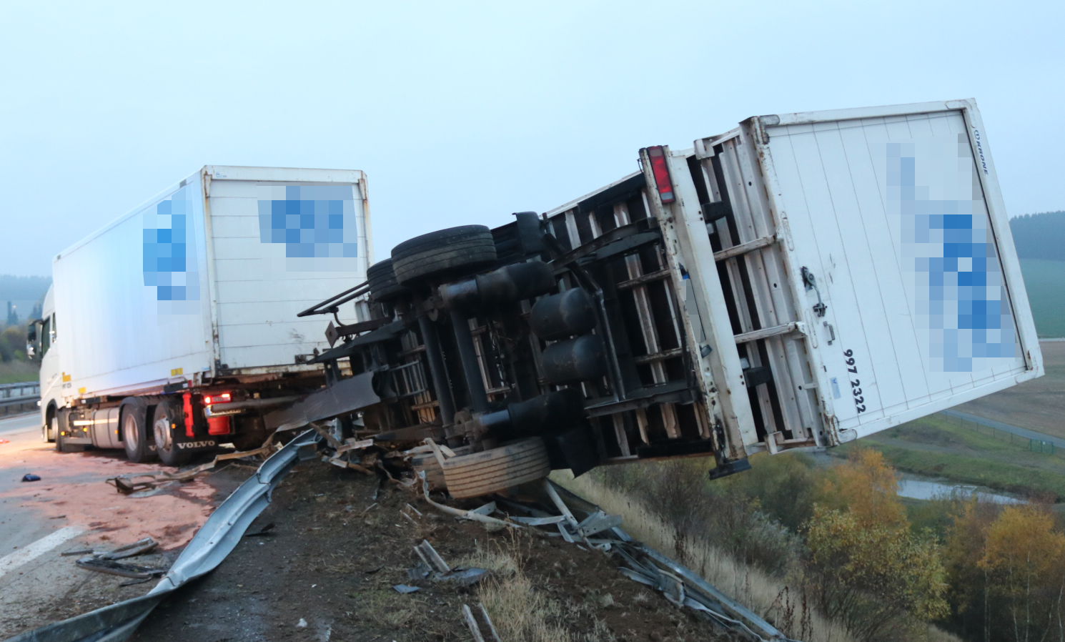 LKW hängt über Abgrund: Schwerer Unfall auf A9 bei Schleiz - thüringen112.de - Das Blaulichtportal