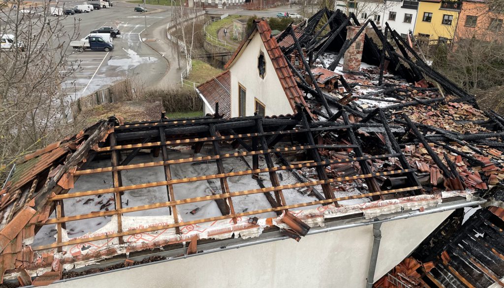 Gebäudebrand in Gotha: Einsatzkräfte von Feuerwehr und THW gefordert ...